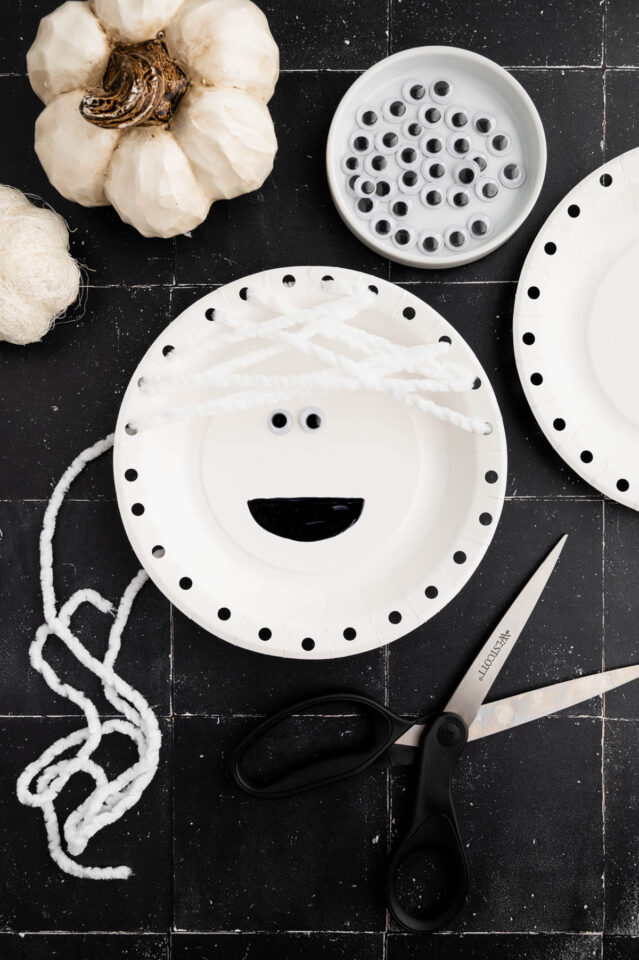 Paper Plate Mummy Craft » The Denver Housewife